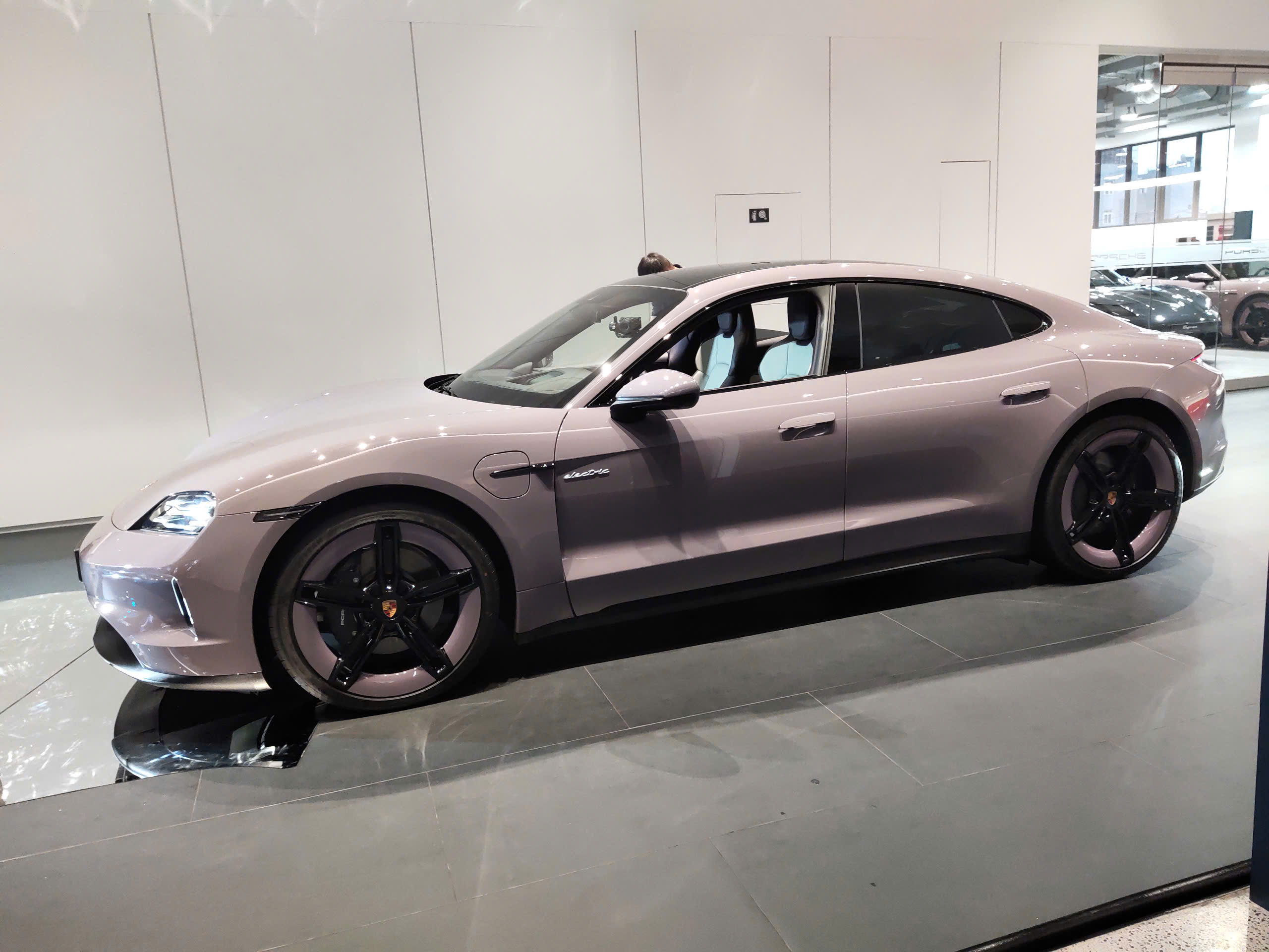 Ưu và nhược điểm của xe điện Porsche Taycan và xe xăng Panamera vừa ra mắt tại Việt Nam, giá từ ...